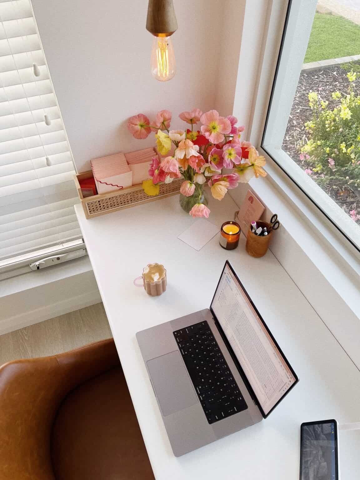20 Cozy Feminine Home Office Ideas