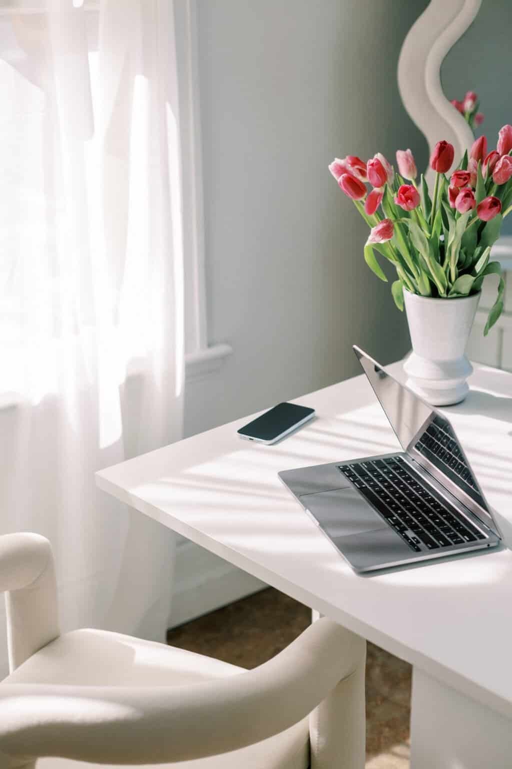 17 Cute & Cozy Modern Home Office Ideas - Work Well Remote
