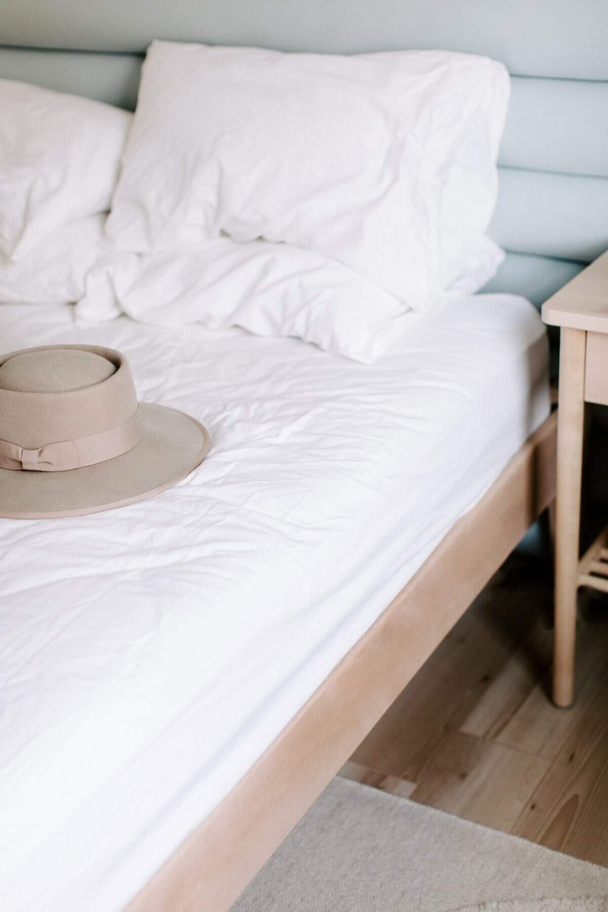 23 Fresh & Colorful White Bed Decor Ideas - Work Well Remote